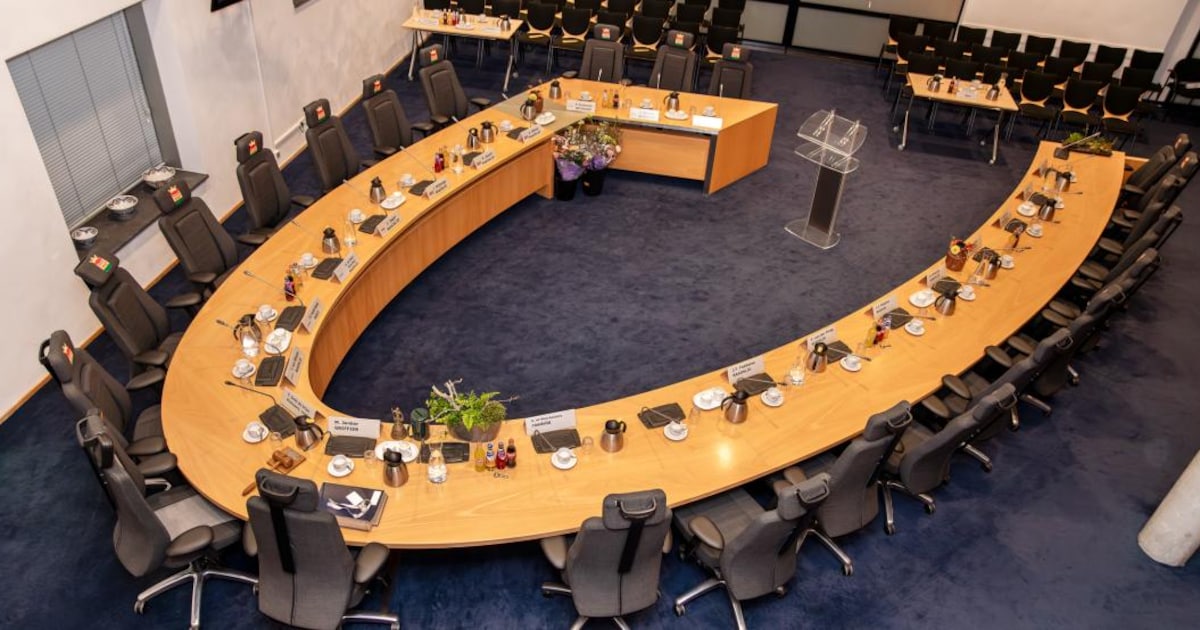 Nieuw college en raadsleden geïnstalleerd in Dantumadiel | Regio | AD.nl
