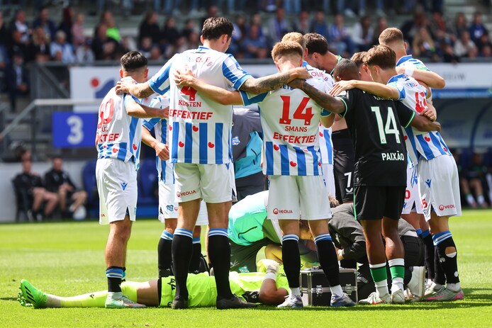 Andries Noppert per brancard van het veld na harde botsing met ...