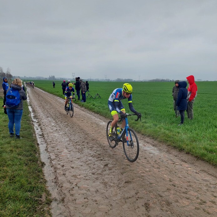 Na ritzege gaat het mis voor Senna Remijn: harde val na de finish en ...