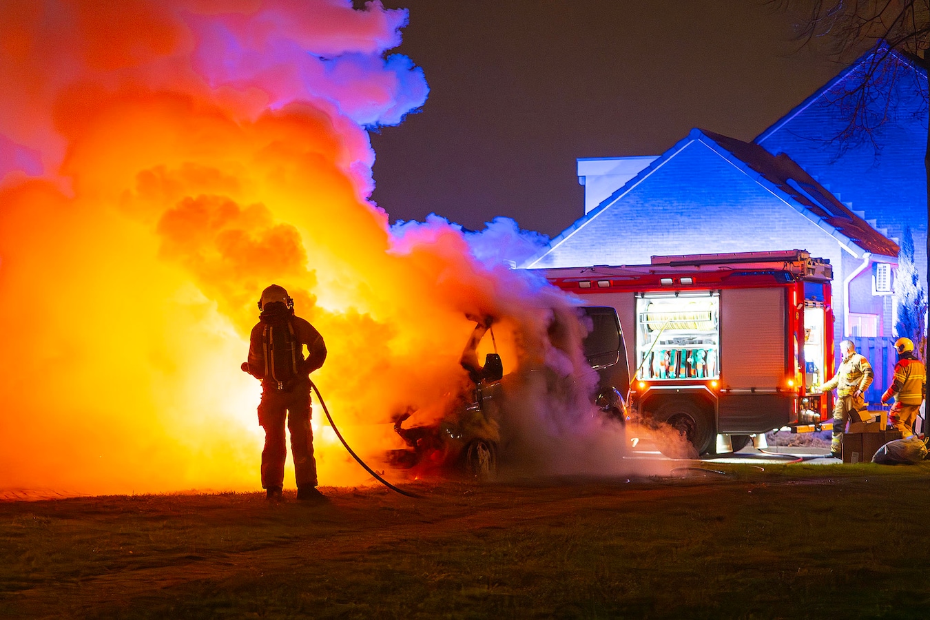 Bestelbus verwoest door felle vlammen bij woonwagenkamp in Oss, zesde ...