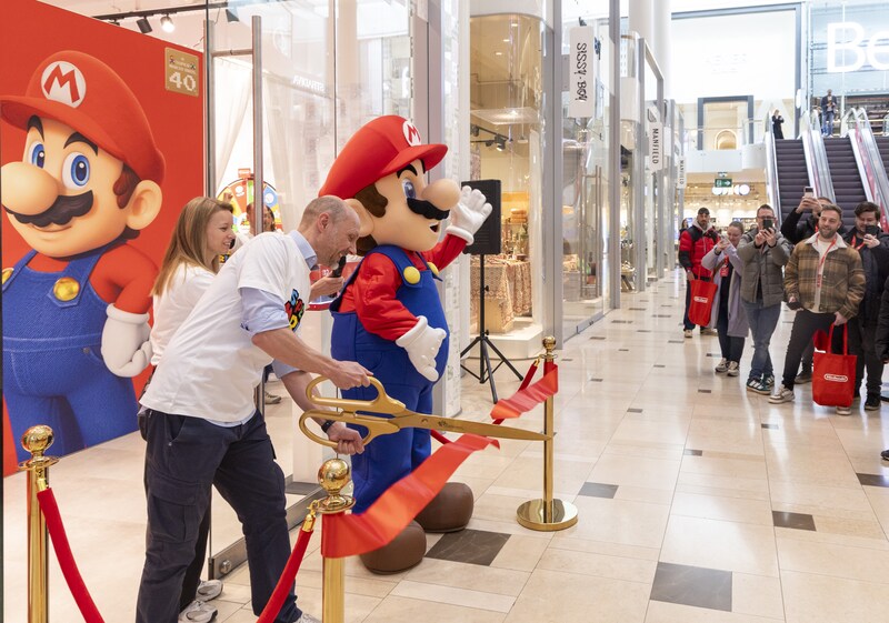 Gekte in winkelcentrum Utrecht, lange rijen voor gratis Mario ...