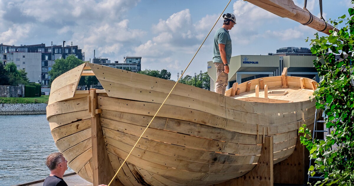 Houten schip ‘Rivier, boot, stad’ legt allereerste meters af richting ...