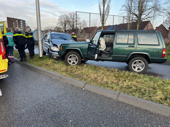 Twee auto’s botsen frontaal tegen elkaar in Deventer op doorgaande weg langs IJssel | Deventer ...