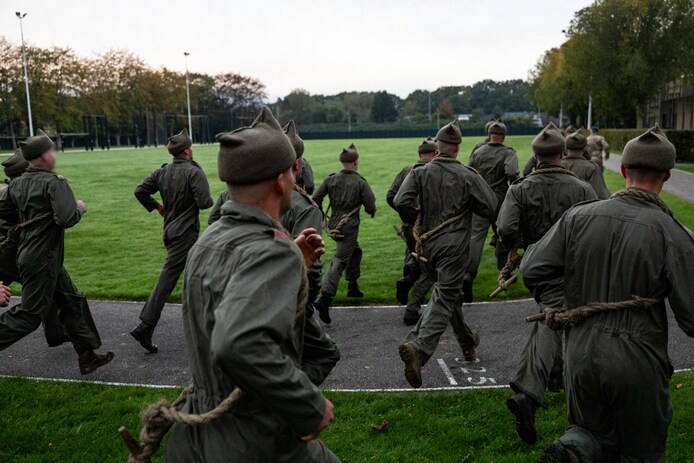Kaalgeschoren koppen, niet douchen, ongekend afzien: zo verloopt ...