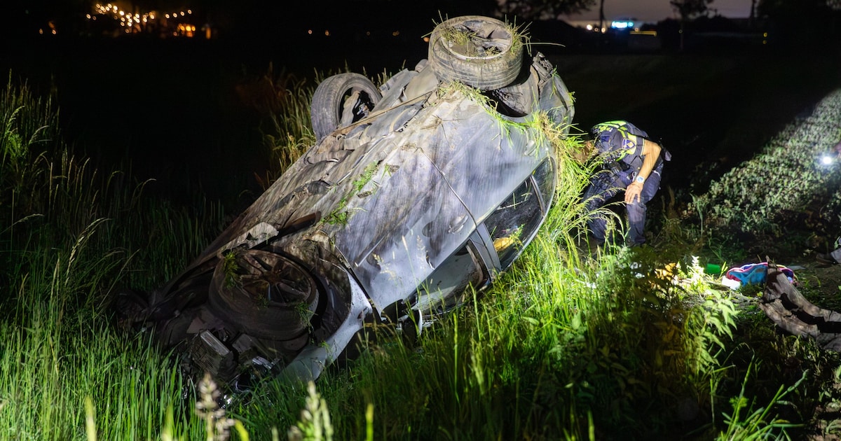 Automobilist stuurt niet mee in bocht en belandt ondersteboven in sloot ...