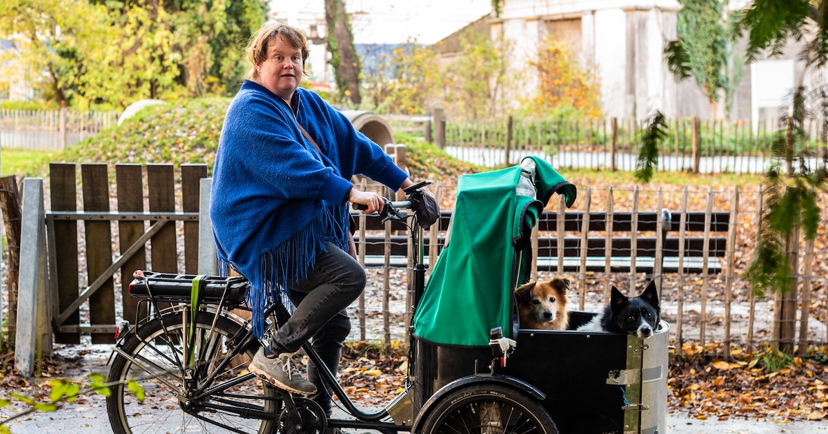 Jet fietst wat af met haar honden Silas en Blue: ‘Ik heb ze nu allebei ...