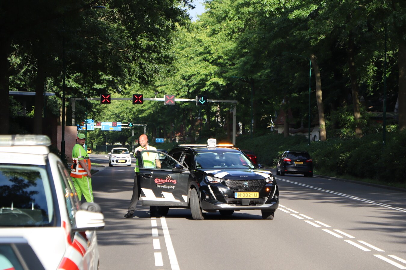 Auto’s botsen op weg naast Efteling in Kaatsheuvel, parkbeveiligers ...