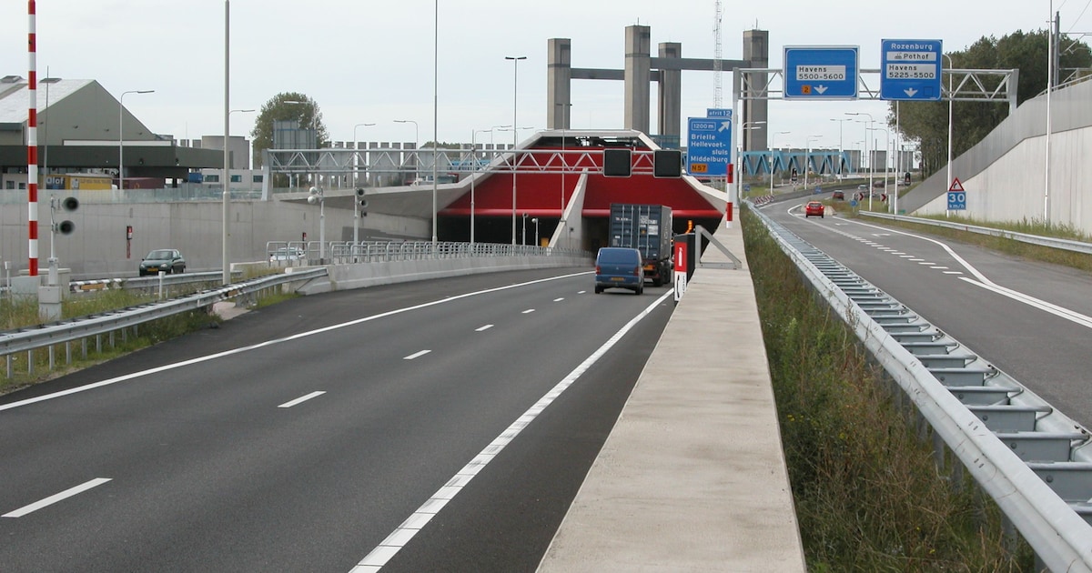 Hout op de A15 bij Thomassentunnel: weg afgesloten | Regio | AD.nl