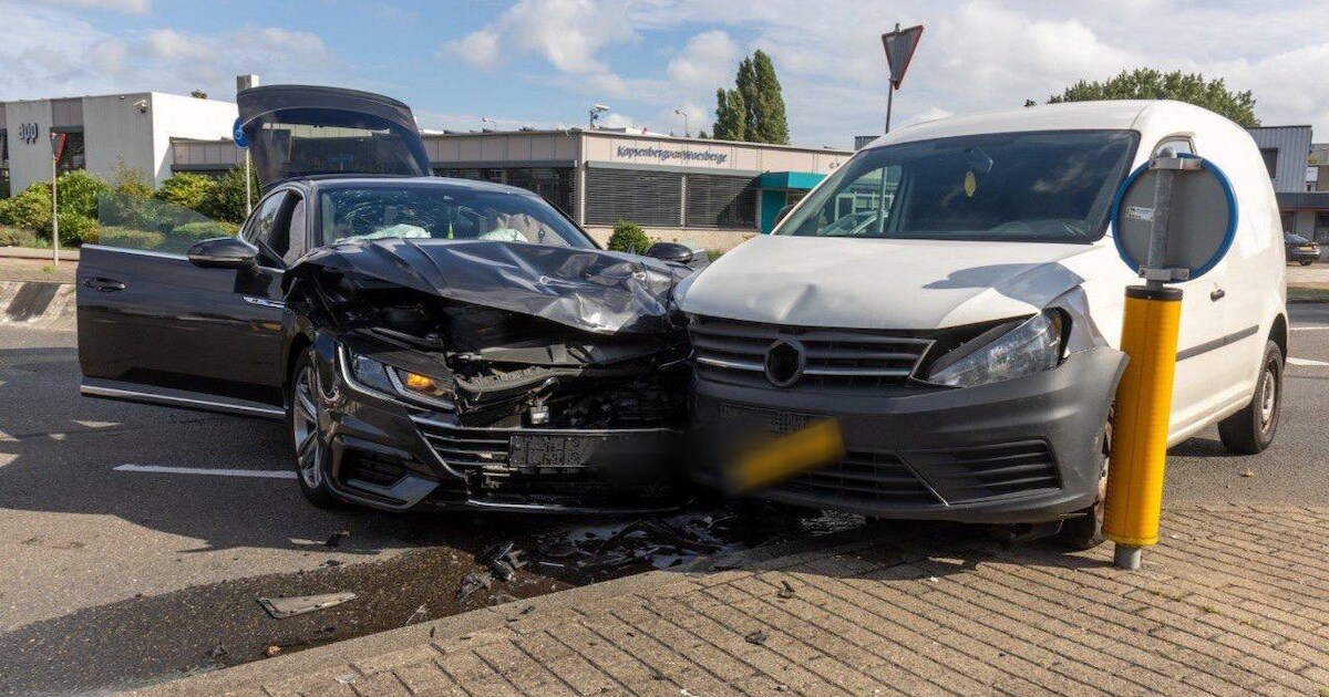 Auto's in de kreukels na harde botsing in Rotterdam | 112 nieuws ...