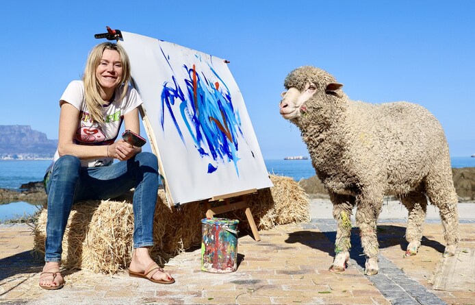 Schilderend schaap BAAnksy ‘gestolen’ van boerderij, eigenaar looft 62. ...