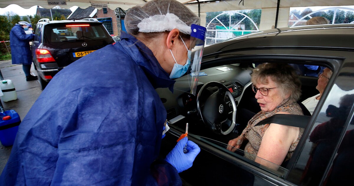 Massaal in de file voor een griepprik bij de vaccinatie drive-in in ...