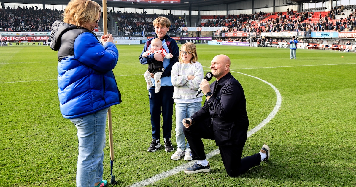 Arjan vraagt Kim ten huwelijk op middenstip in stadion: ‘Ik denk dat ik ...