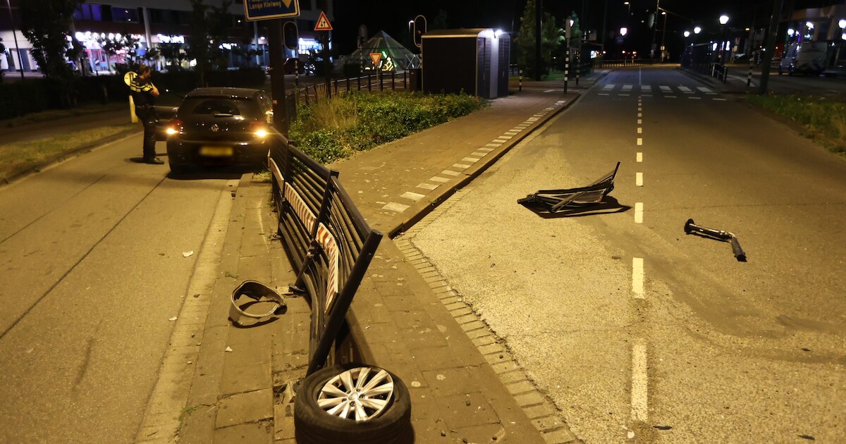 Automobilist vliegt uit de bocht en raakt voorwiel kwijt bij crash ...