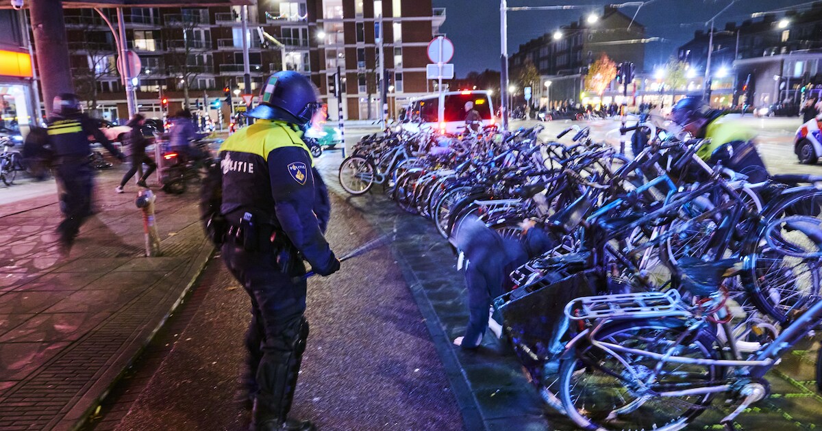 Nog eens zeven mensen opgepakt voor rellen op Plein ’40-’45, van 14 tot ...