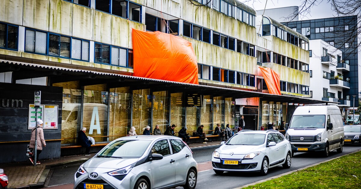 Bushalte verhuist vanwege sloop ANWB-pand om bouw appartementen ...