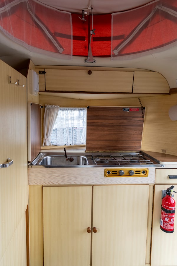 Kleinste caravan van 52 jaar oud bezorgt echtpaar nog altijd mooie ...
