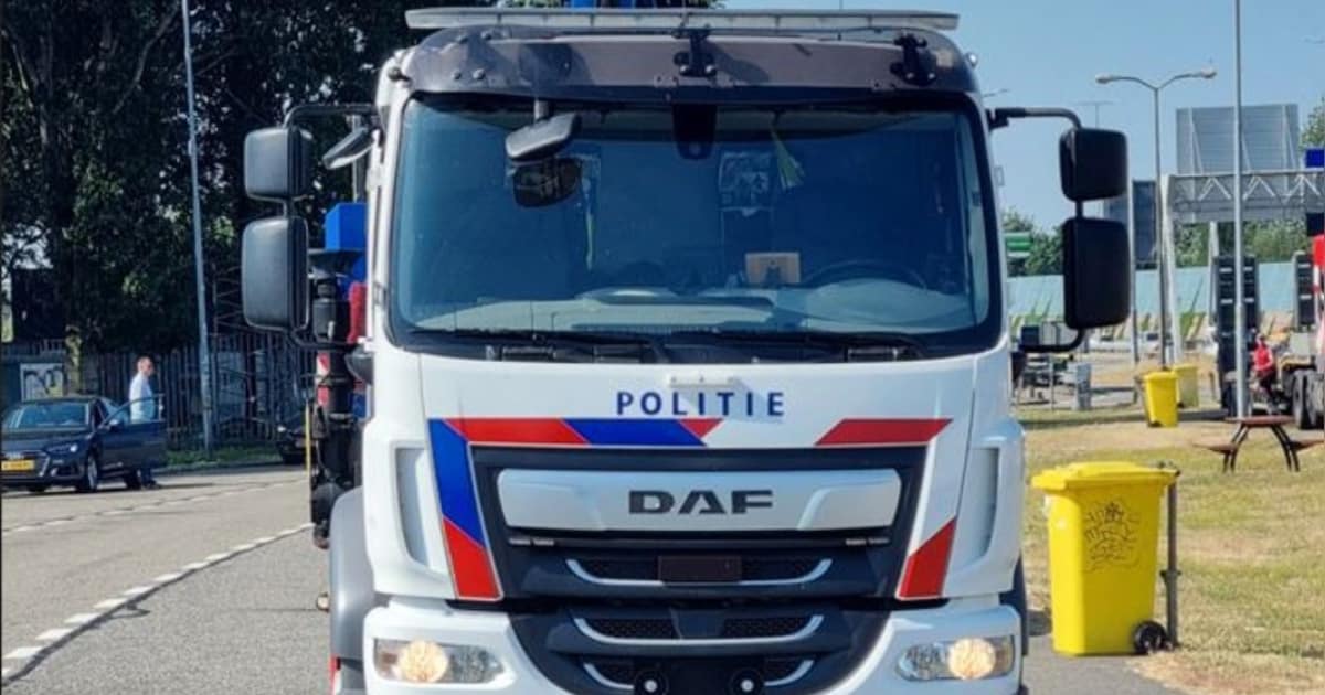 Politie controleert met enorme vrachtwagen op bellen achter het stuur ...