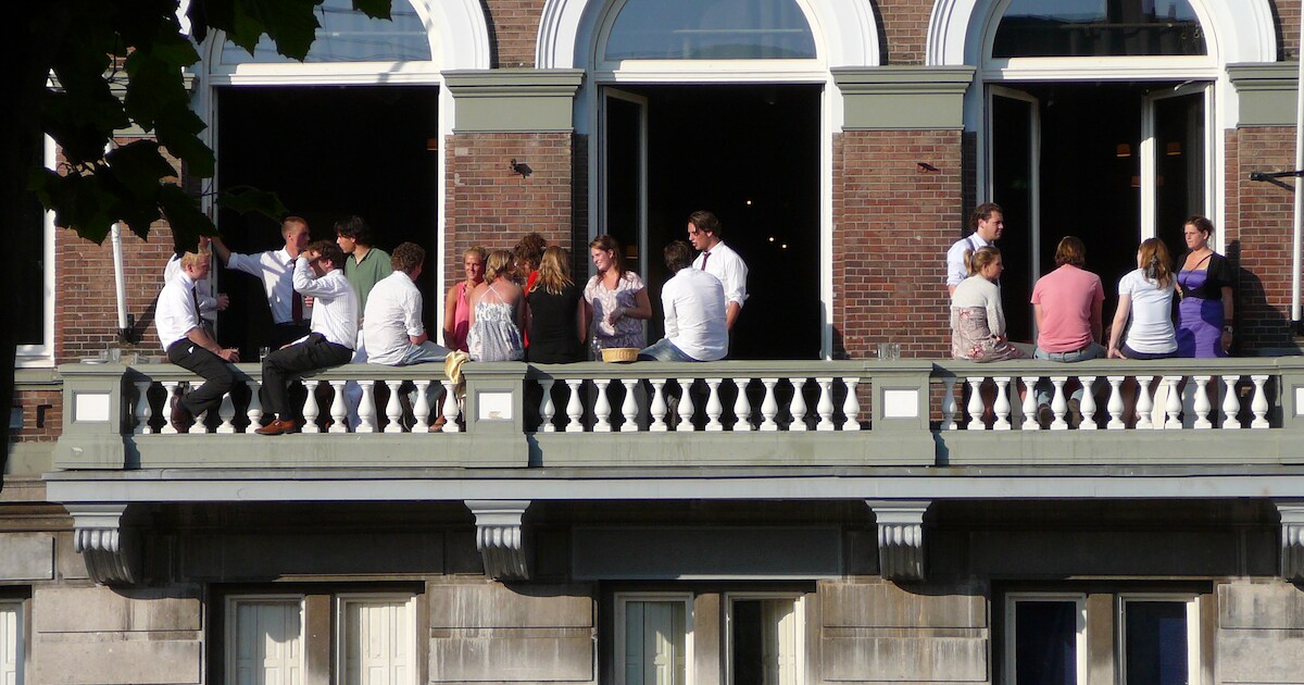 Rotte vis in slaapkamers doet Delftsch Studenten Corps de das om ...