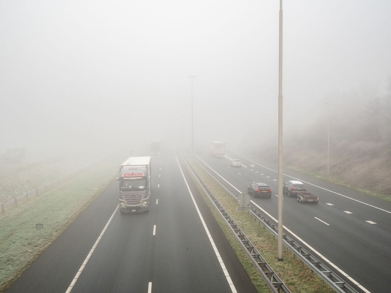 Hinder in bijna het hele land door dichte mist | Nieuws | AD.nl