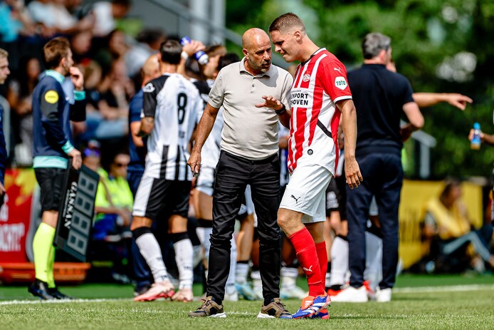 Peter Bosz gaat in op wissels Joey Veerman en ziet wispelturige media: ‘Voor hem misschien ...