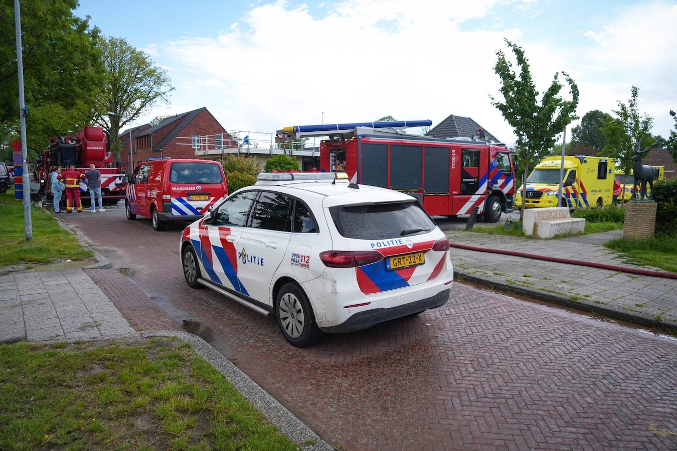 Brand in dak van woning op Schoolstraat in Loppersum | Foto | AD.nl