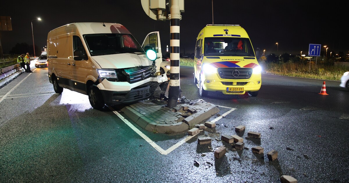 Bestelbusje ramt verkeerslicht na botsing op N211 bij Den Hoorn | Regio ...