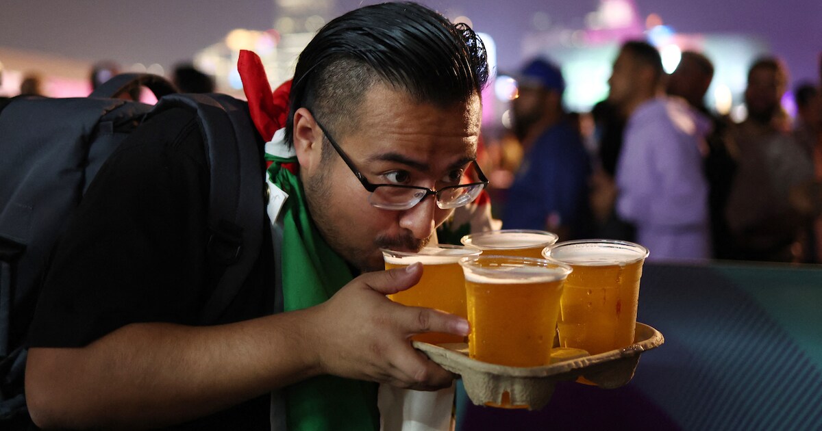 Juichen met een biertje van 13 euro: opening fanplein zorgt voor groot ...