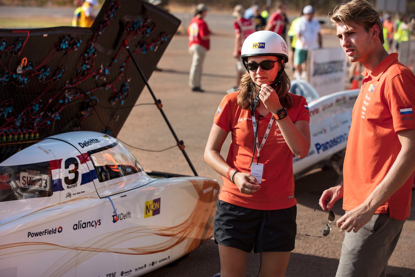 Zwolse Emma staat te stuiteren na winnen Solar Race in Australië | Foto ...