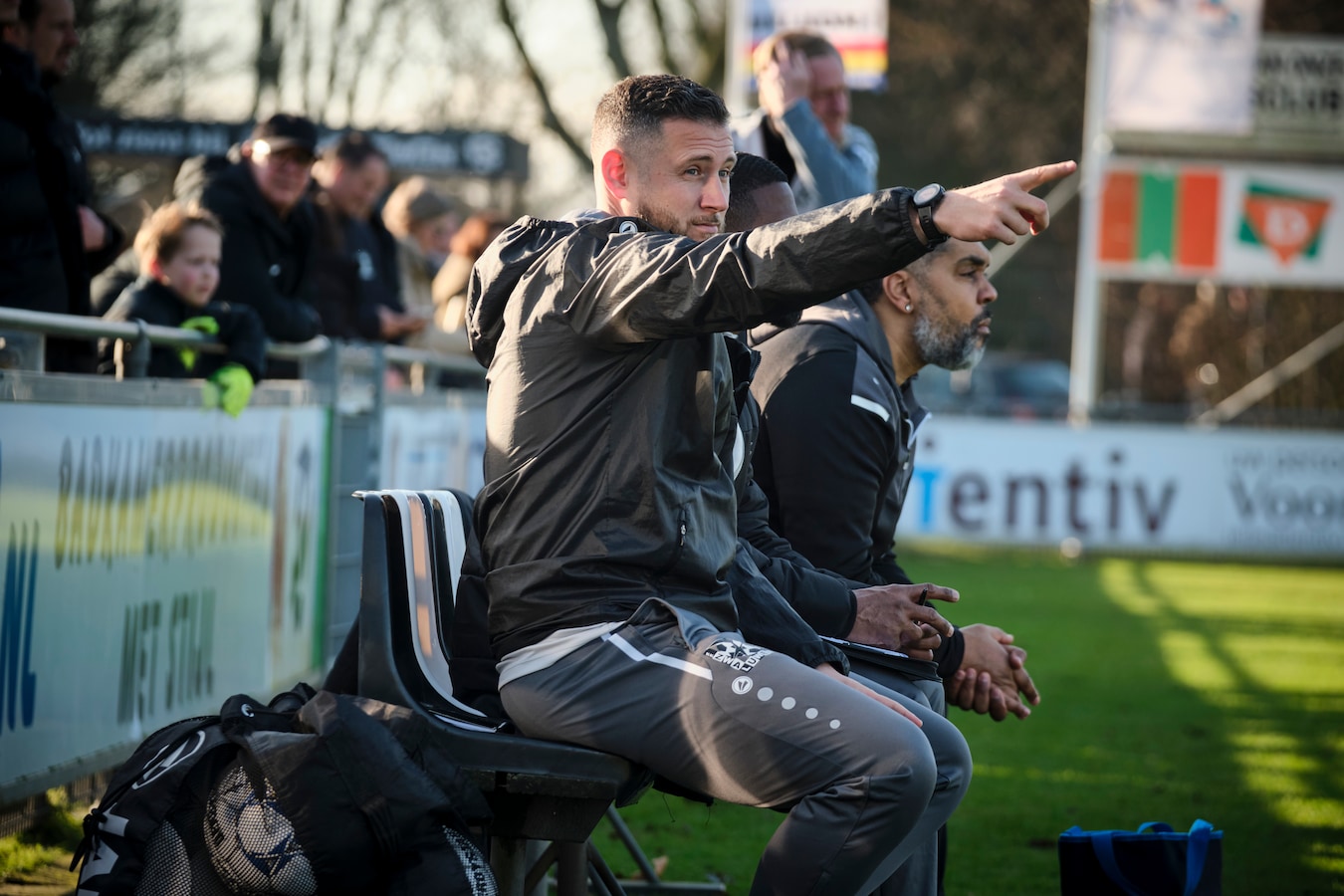 Derby ontploft na bal in dug-out en verzorger kan inpakken: lees hier ...