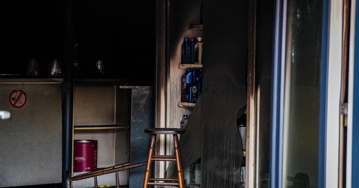 Grote brand bij autobedrijf zorgt voor veel schade: ‘Er stond een muur ...