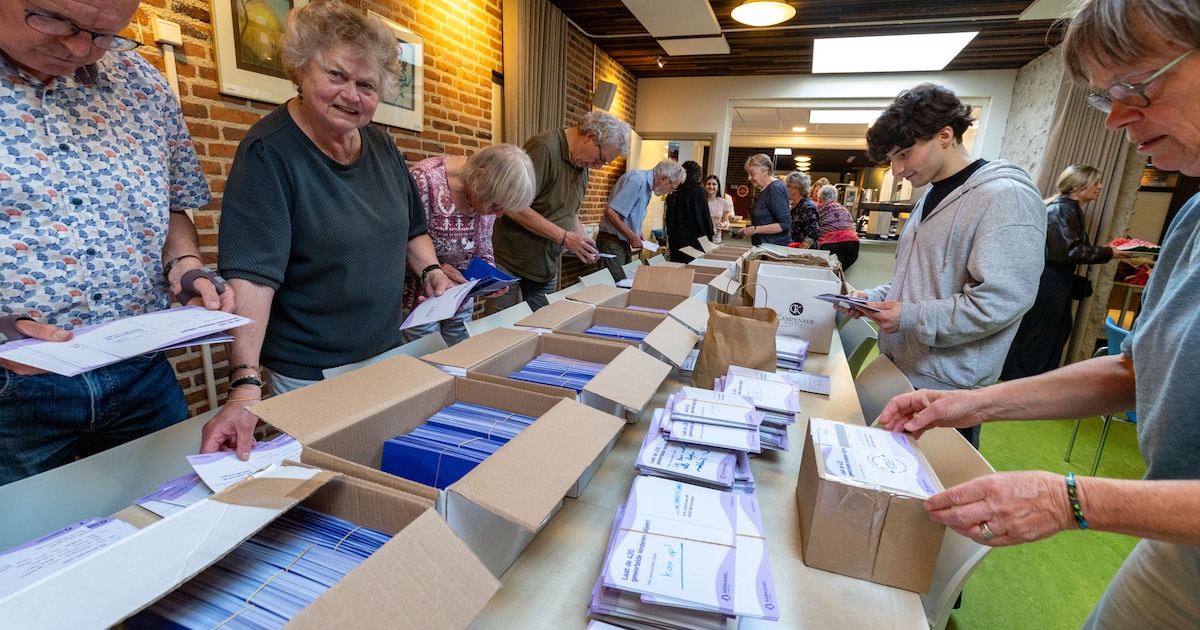 Postkoets met 120.000 kaarten over kerkasiel naar Tweede Kamer: ‘Ze ...