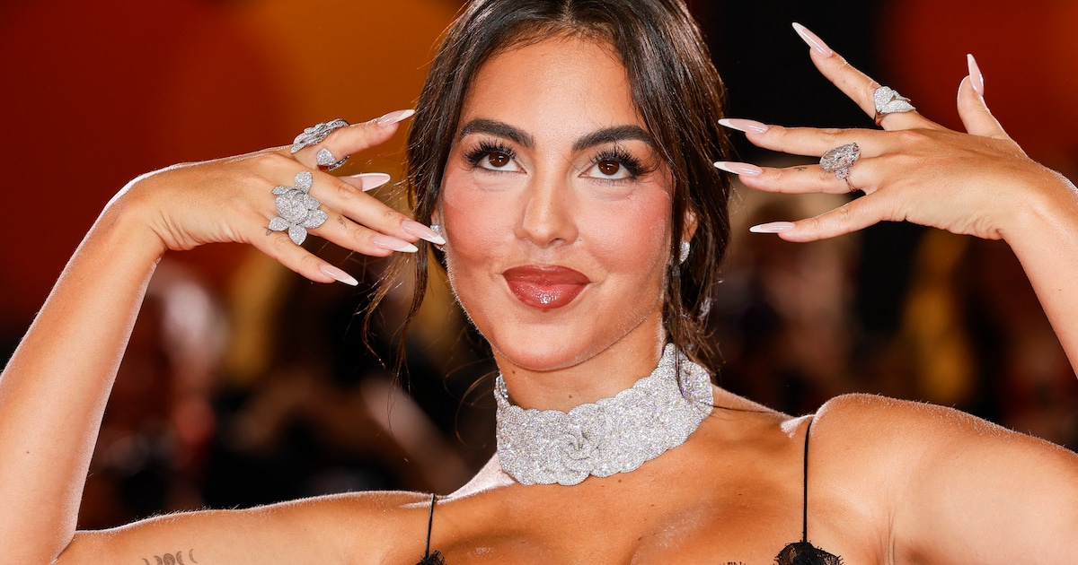 Georgina Rodriguez toont gigantische verlovingsring van Cristiano ...
