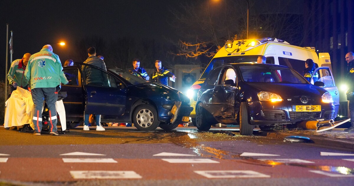 Auto's komen na voorrangsfout met flinke klap op elkaar: Twee mensen gewond | 112 nieuws Gouda ...