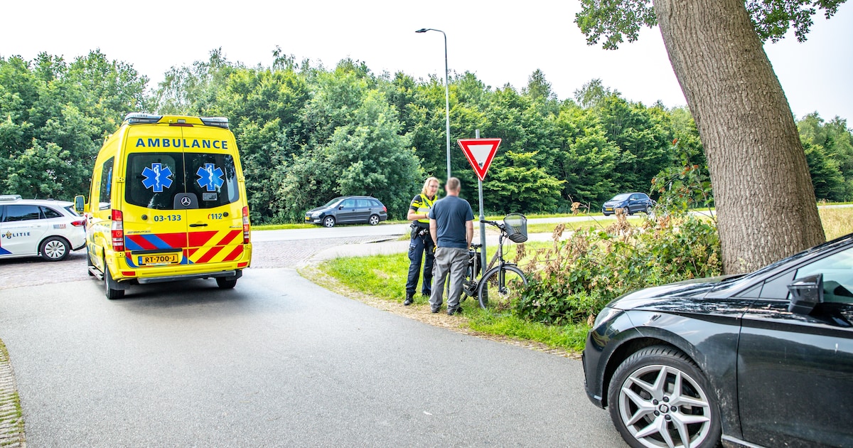 Fietser lichtgewond na botsing met auto op Emmerweg in Emmer-Compascuum ...