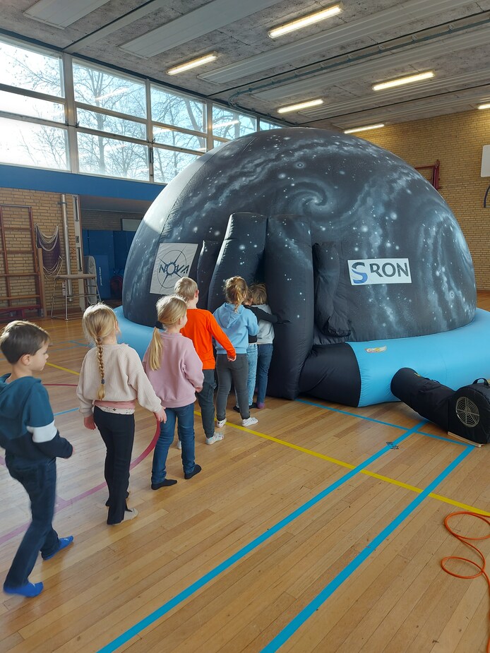 Basisschoolkinderen in Zwammerdam krijgen les over de ruimte in ...