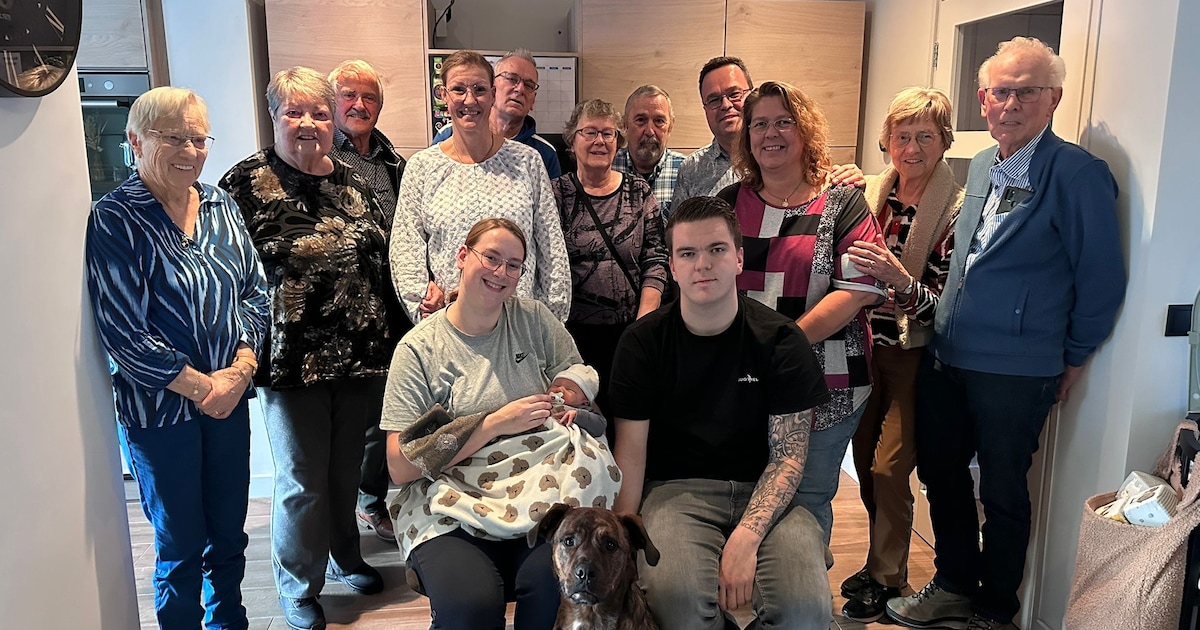 Twee dagen na zijn geboorte gaat baby Luca al op de foto met zijn elf ...