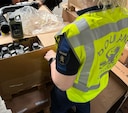 Douane onderschept tientallen containers met mogelijk verboden goederen ...