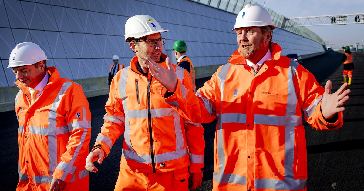 De koning klaagt over 'elke week file bij tunnel na loos alarm over ...