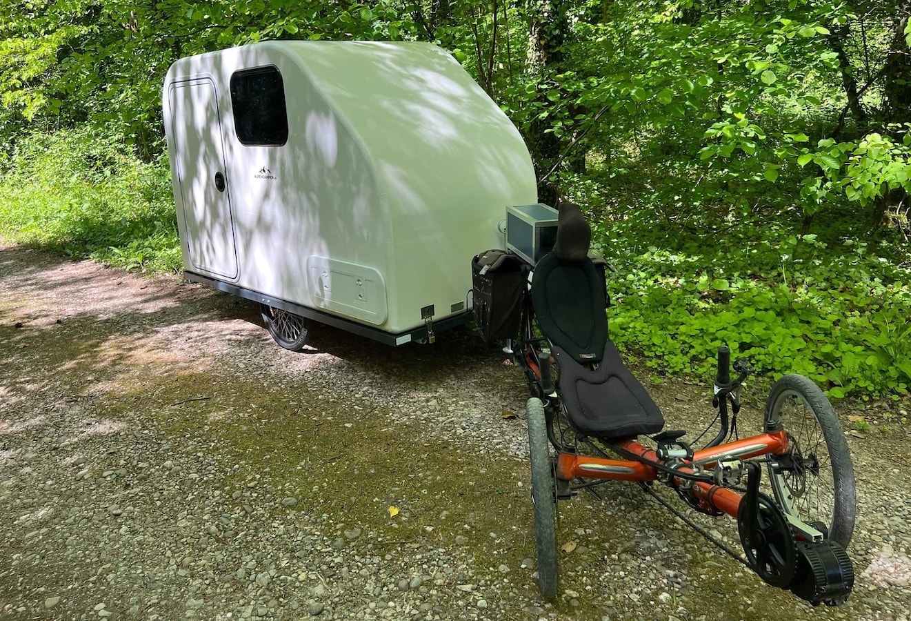 Deze caravan met toilet, buitendouche en tweepersoonsbed kan achter je ...