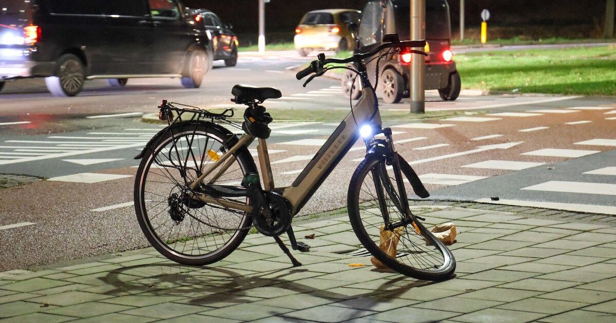 Auto en fiets botsen op rotonde Vrijheidsdans in Capelle aan den IJssel ...