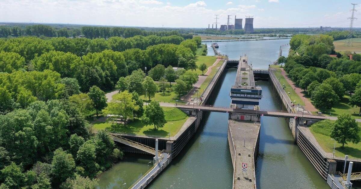 Bruggen bij sluis Linne en Heel tijdelijk dicht | Roermond | AD.nl