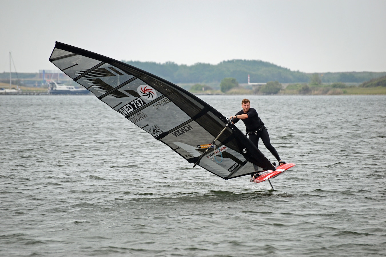 Windsurfer Bob (24) zit dag én nacht op het water voor kinderen met een ...