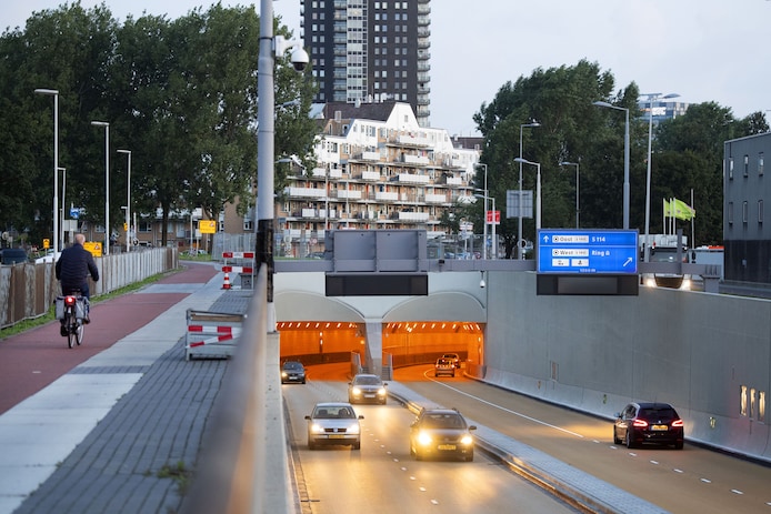 Maastunnel weer open in beide richtingen na urenlange technische storing | Rotterdam | AD.nl