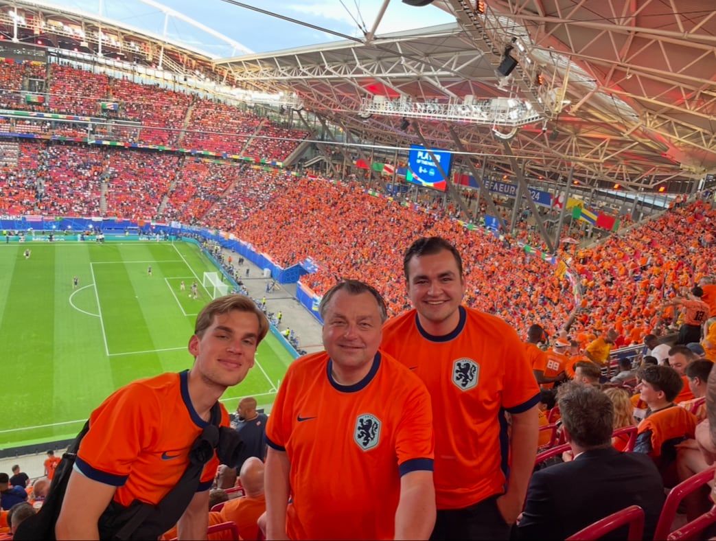 Vader Arjan (57) verrast zoon Tim met bijzonder cadeau voor zijn 21ste ...