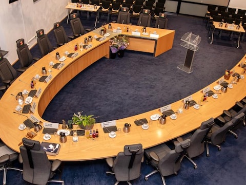 Nieuw college en raadsleden geïnstalleerd in Dantumadiel | Regio | AD.nl