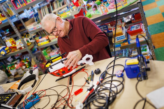 Kinderen repareren spullen tijdens Kids Repair Café in Oegstgeest ...
