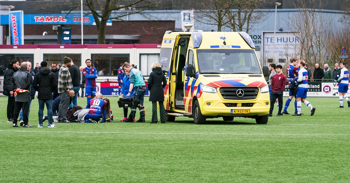 Typische derbysfeer slaat om als plotseling een voetballer van FC Abcoude in elkaar zakt ...