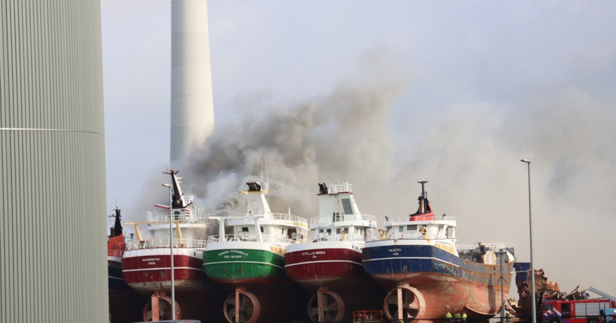 Vonken zorgen voor tweede grote brand in maand op oude viskotter bij sloper in Kampen | Kampen ...