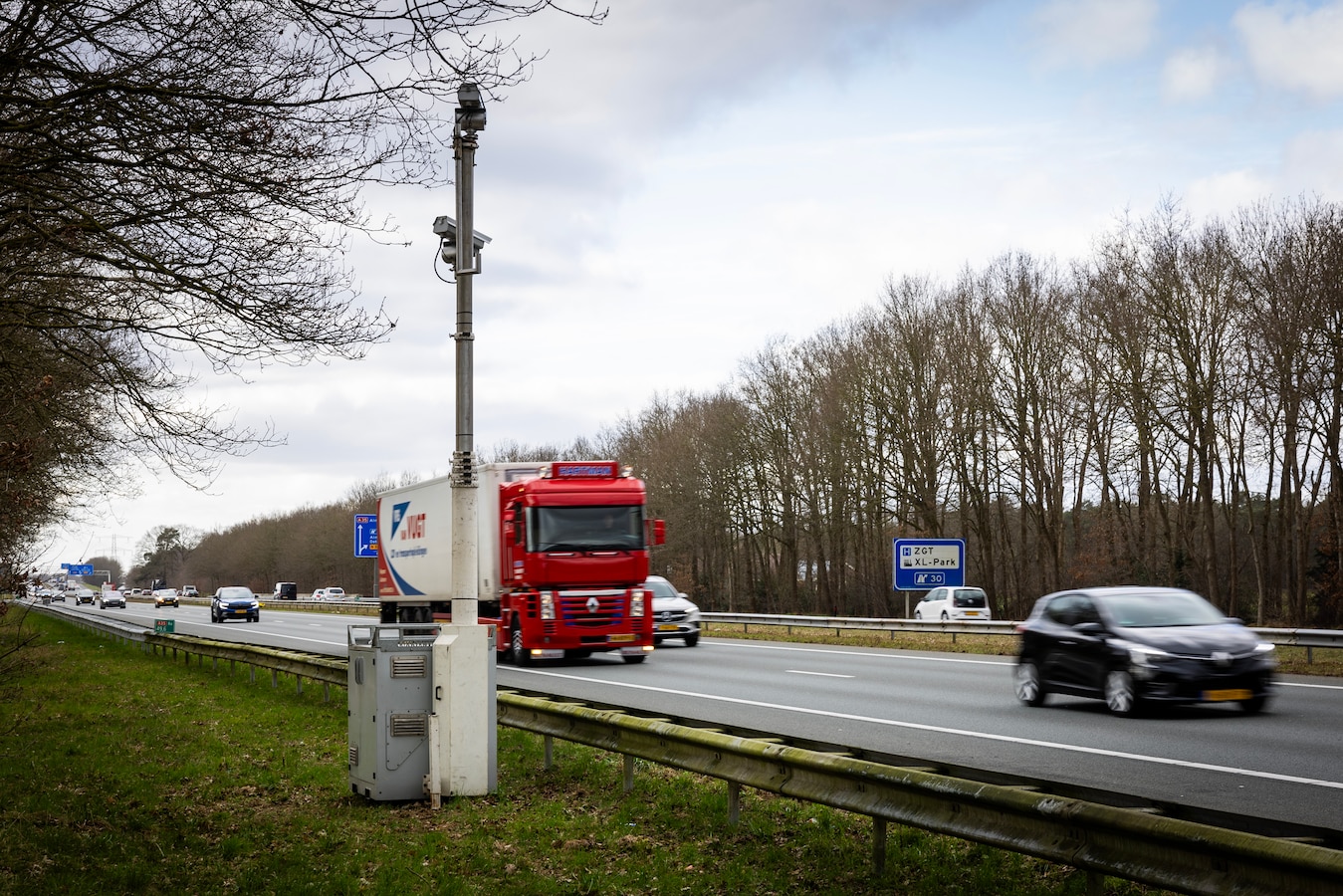 Wat zijn dat nou weer voor camera’s langs de A35? | Foto | AD.nl