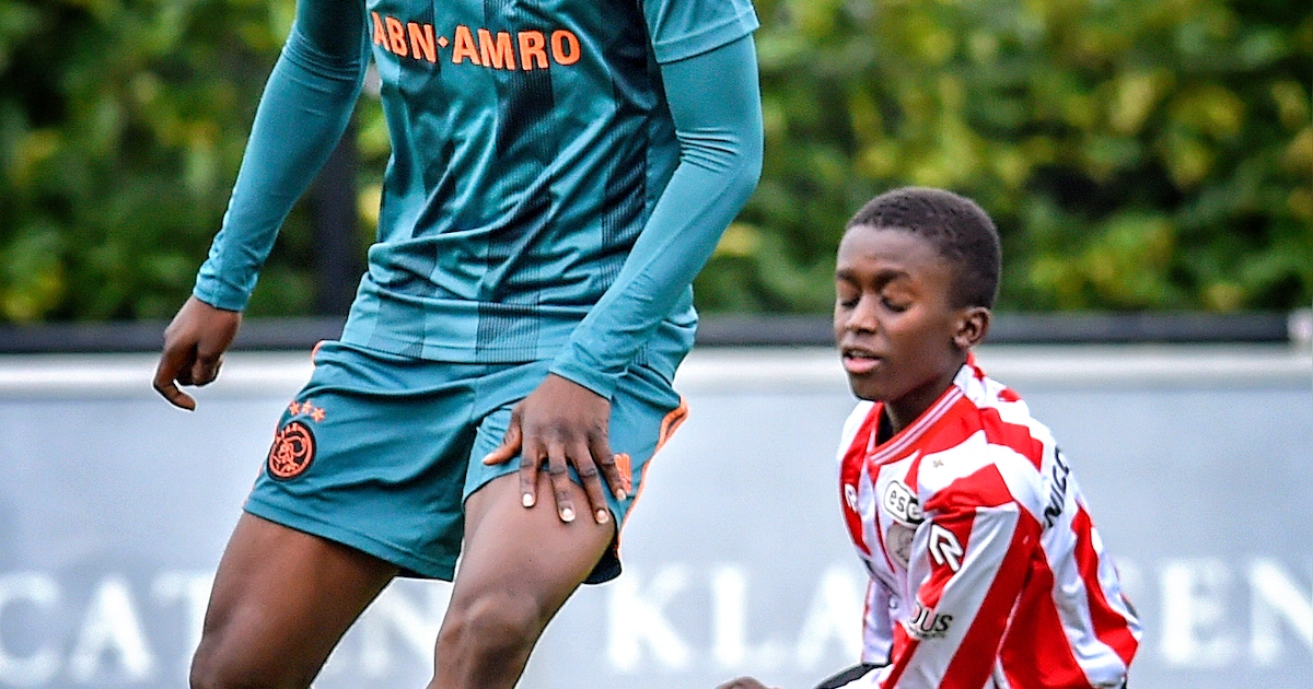 De historische foto van Ayoni Santos als jeugdspeler bij Sparta duikt ...